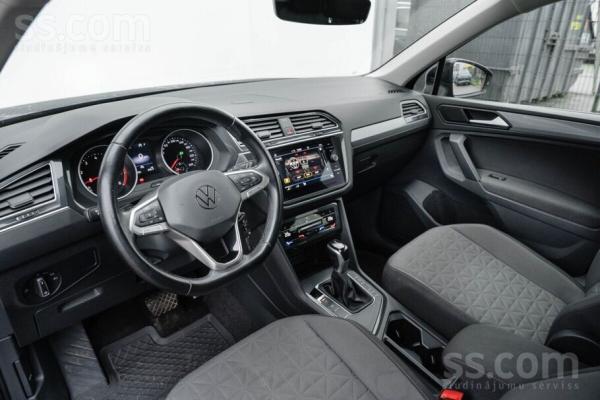 Black Volkswagen Tiguan 2021 in Riga, with an engine capacity of 1.50 L and mileage of 107 thousand km for 20650 €, photo 9 on AUTOMOTO.COM.LV