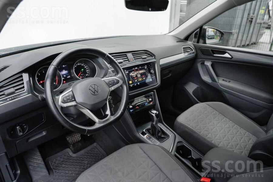 Black Volkswagen Tiguan 2021 in Riga, with an engine capacity of 1.50 L and mileage of 107 thousand km for 20650 €, photo 9 on AUTOMOTO.COM.LV
