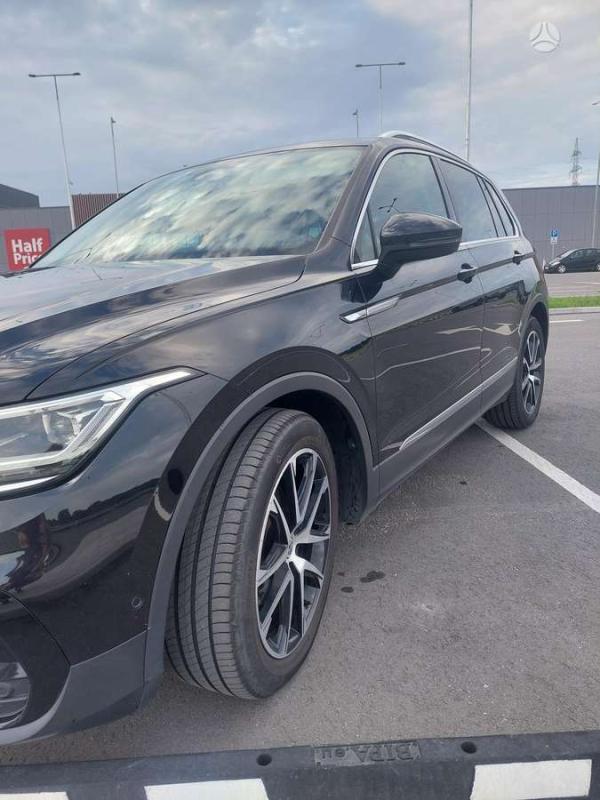 Black Volkswagen Tiguan 2021 in Kaunas, with an engine capacity of 2.00 L and mileage of 235 thousand km for 20500 €, photo 6 on AUTOMOTO.COM.LV