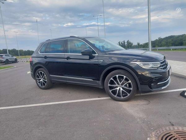 Black Volkswagen Tiguan 2021 in Kaunas, with an engine capacity of 2.00 L and mileage of 235 thousand km for 20500 €, photo 8 on AUTOMOTO.COM.LV