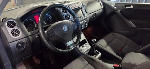 Black Volkswagen Tiguan 2008 in Valmiera, with an engine capacity of 2.00 L and mileage of 326 thousand km for 2950 €, photo 8 on AUTOMOTO.COM.LV