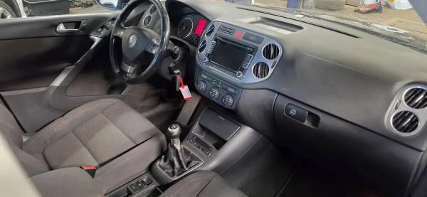 Black Volkswagen Tiguan 2008 in Valmiera, with an engine capacity of 2.00 L and mileage of 326 thousand km for 2950 €, photo 9 on AUTOMOTO.COM.LV