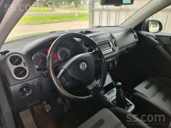 Melns Volkswagen Tiguan 2008 Valmiera, ar dzinēja tilpumu 2.00 L un nobraukumu 318 tūkst. km par 4600 €, foto 4 vietnē AUTOMOTO.COM.LV