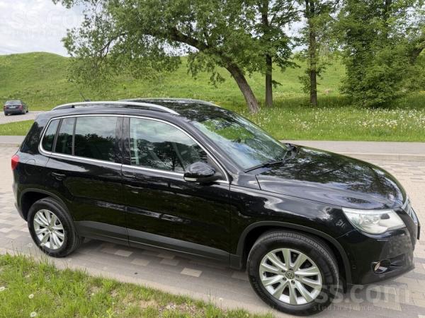 Black Volkswagen Tiguan 2009 in Rezekne, with an engine capacity of 2.00 L and mileage of 0 thousand km for 6650 €, photo 3 on AUTOMOTO.COM.LV