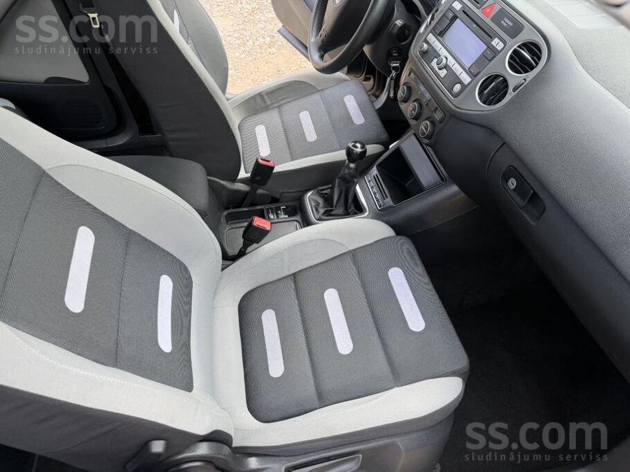 Black Volkswagen Tiguan 2009 in Rezekne, with an engine capacity of 2.00 L and mileage of 0 thousand km for 6650 €, photo 14 on AUTOMOTO.COM.LV