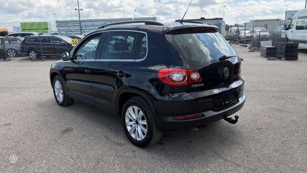 Black Volkswagen Tiguan 2009 in Marijampole, with an engine capacity of 2.00 L and mileage of 310 thousand km for 5550 €, photo 6 on AUTOMOTO.COM.LV