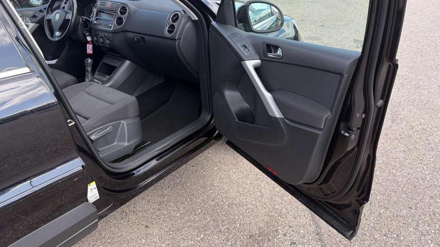 Melns Volkswagen Tiguan 2009 Marijampole, ar dzinēja tilpumu 2.00 L un nobraukumu 310 tūkst. km par 5550 €, foto 14 vietnē AUTOMOTO.COM.LV