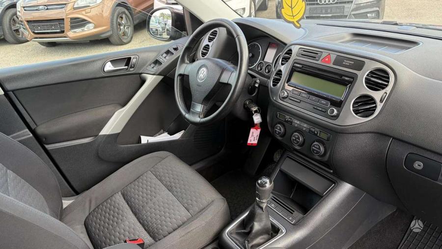 Melns Volkswagen Tiguan 2009 Marijampole, ar dzinēja tilpumu 2.00 L un nobraukumu 310 tūkst. km par 5550 €, foto 15 vietnē AUTOMOTO.COM.LV