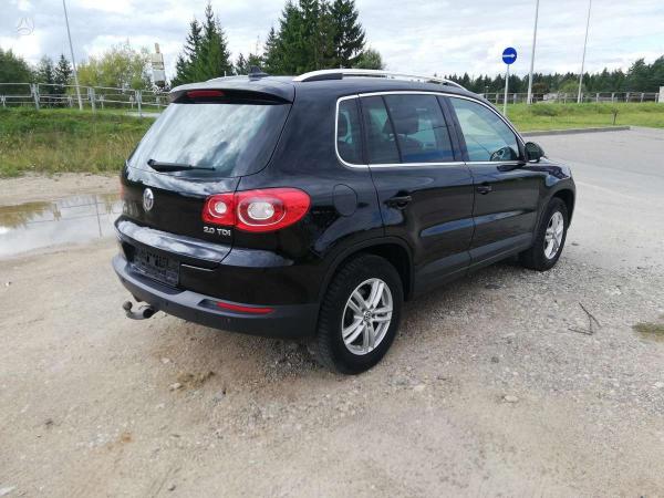 Black Volkswagen Tiguan 2009 in Utena, with an engine capacity of 1.97 L and mileage of 314 thousand km for 6200 €, photo 7 on AUTOMOTO.COM.LV