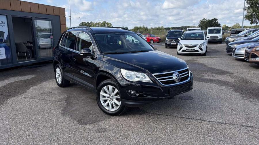 Melns Volkswagen Tiguan 2009 Marijampole, ar dzinēja tilpumu 2.00 L un nobraukumu 310 tūkst. km par 5200 €, foto 1 vietnē AUTOMOTO.COM.LV