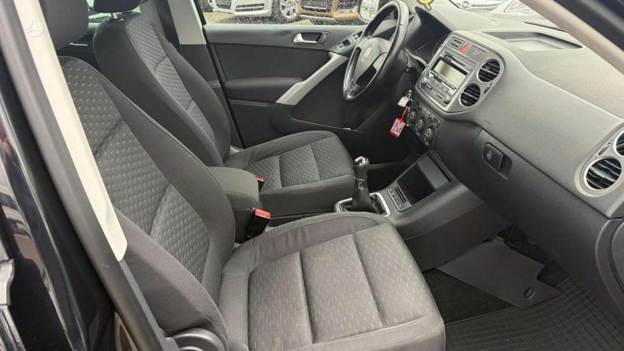 Melns Volkswagen Tiguan 2009 Marijampole, ar dzinēja tilpumu 2.00 L un nobraukumu 310 tūkst. km par 5200 €, foto 19 vietnē AUTOMOTO.COM.LV