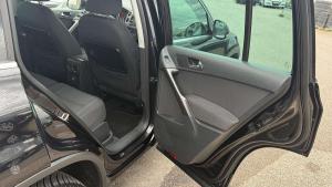 Melns Volkswagen Tiguan 2009 Marijampole, ar dzinēja tilpumu 2.00 L un nobraukumu 310 tūkst. km par 5200 €, foto 20 vietnē AUTOMOTO.COM.LV