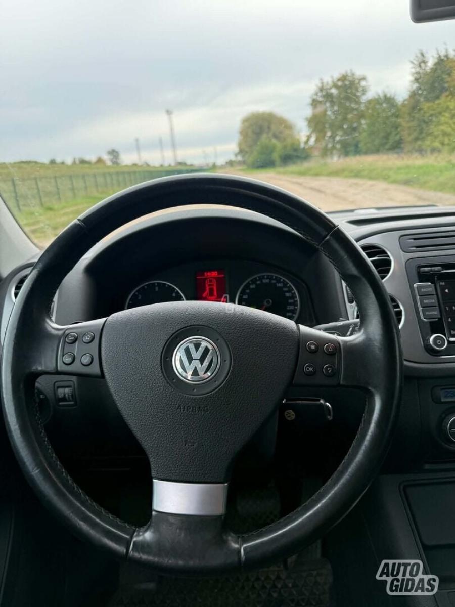 Melns Volkswagen Tiguan 2009 Mažeikiai, ar dzinēja tilpumu 2.00 L un nobraukumu 174 tūkst. km par 6200 €, foto 29 vietnē AUTOMOTO.COM.LV