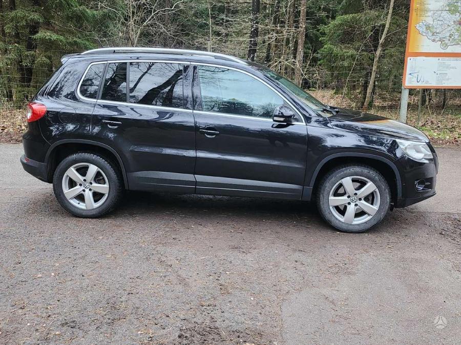 Melns Volkswagen Tiguan 2010 Tauragė, ar dzinēja tilpumu 1.97 L un nobraukumu 310 tūkst. km par 5700 €, foto 3 vietnē AUTOMOTO.COM.LV