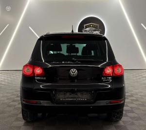 Black Volkswagen Tiguan 2011 in Marijampole, with an engine capacity of 2.00 L and mileage of 181 thousand km for 6450 €, photo 26 on AUTOMOTO.COM.LV