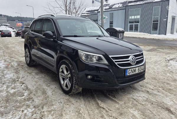 Melns Volkswagen Tiguan 2011 Viļņa, ar dzinēja tilpumu 2.00 L un nobraukumu 240 tūkst. km par 2900 €, foto 1 vietnē AUTOMOTO.COM.LV