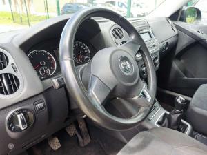 Black Volkswagen Tiguan 2012 in Prienai, with an engine capacity of 1.40 L and mileage of 202 thousand km for 6500 €, photo 10 on AUTOMOTO.COM.LV