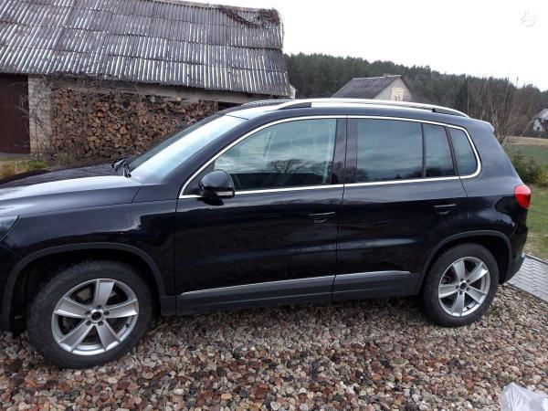 Black Volkswagen Tiguan 2013 in Moletai, with an engine capacity of 2.00 L and mileage of 250 thousand km for 7600 €, photo 2 on AUTOMOTO.COM.LV