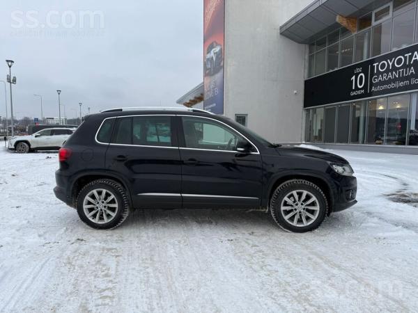 Black Volkswagen Tiguan 2015 in Riga, with an engine capacity of 2.00 L and mileage of 137 thousand km for 11500 €, photo 2 on AUTOMOTO.COM.LV