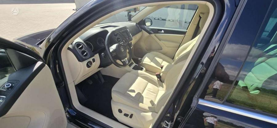 Black Volkswagen Tiguan 2015 in Siauliai, with an engine capacity of 1.97 L and mileage of 247 thousand km for 9450 €, photo 19 on AUTOMOTO.COM.LV