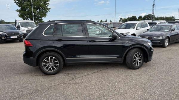 Black Volkswagen Tiguan 2017 in Marijampole, with an engine capacity of 2.00 L and mileage of 201 thousand km for 15650 €, photo 2 on AUTOMOTO.COM.LV