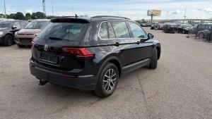 Black Volkswagen Tiguan 2017 in Marijampole, with an engine capacity of 2.00 L and mileage of 201 thousand km for 15650 €, photo 4 on AUTOMOTO.COM.LV