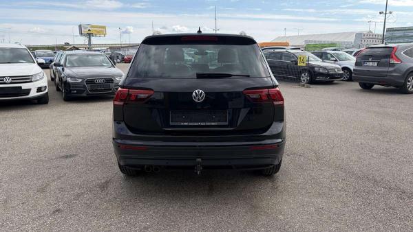 Black Volkswagen Tiguan 2017 in Marijampole, with an engine capacity of 2.00 L and mileage of 201 thousand km for 15650 €, photo 4 on AUTOMOTO.COM.LV