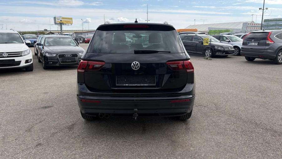 Black Volkswagen Tiguan 2017 in Marijampole, with an engine capacity of 2.00 L and mileage of 201 thousand km for 15650 €, photo 5 on AUTOMOTO.COM.LV