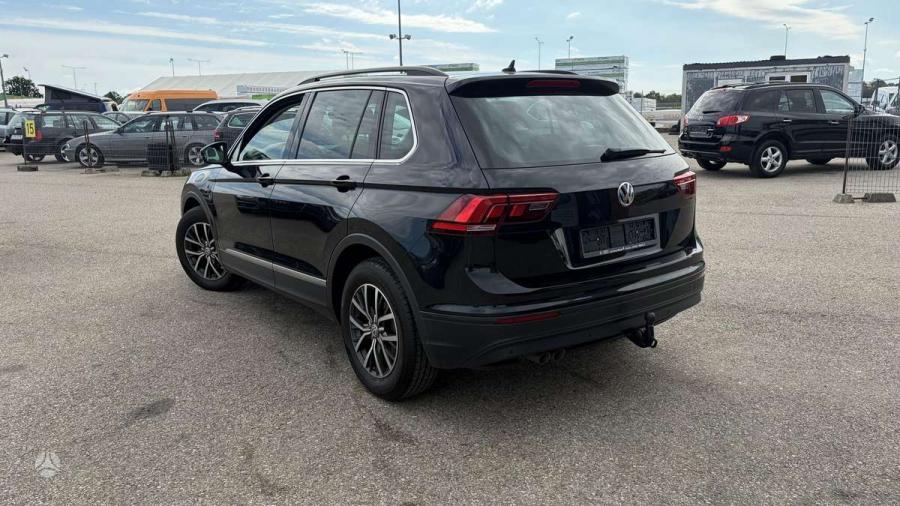 Black Volkswagen Tiguan 2017 in Marijampole, with an engine capacity of 2.00 L and mileage of 201 thousand km for 15650 €, photo 6 on AUTOMOTO.COM.LV