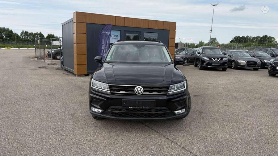 Black Volkswagen Tiguan 2017 in Marijampole, with an engine capacity of 2.00 L and mileage of 201 thousand km for 15650 €, photo 9 on AUTOMOTO.COM.LV