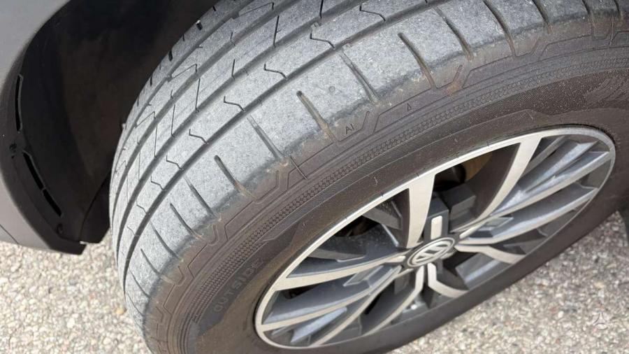 Black Volkswagen Tiguan 2017 in Marijampole, with an engine capacity of 2.00 L and mileage of 201 thousand km for 15650 €, photo 13 on AUTOMOTO.COM.LV