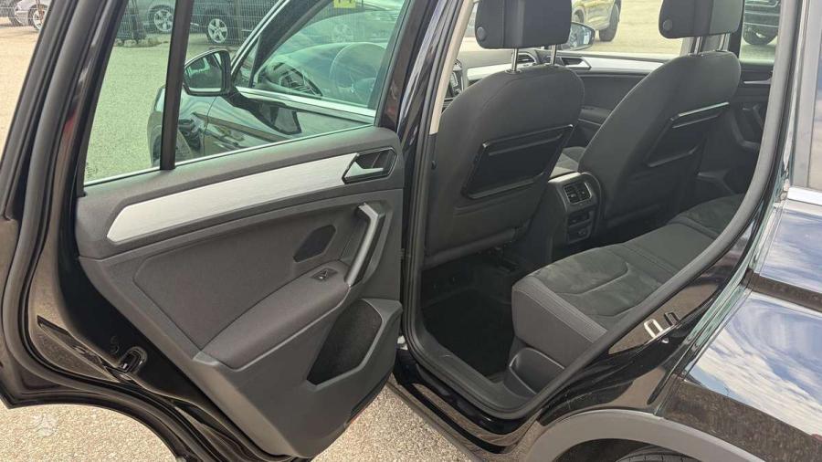 Black Volkswagen Tiguan 2017 in Marijampole, with an engine capacity of 2.00 L and mileage of 201 thousand km for 15650 €, photo 14 on AUTOMOTO.COM.LV