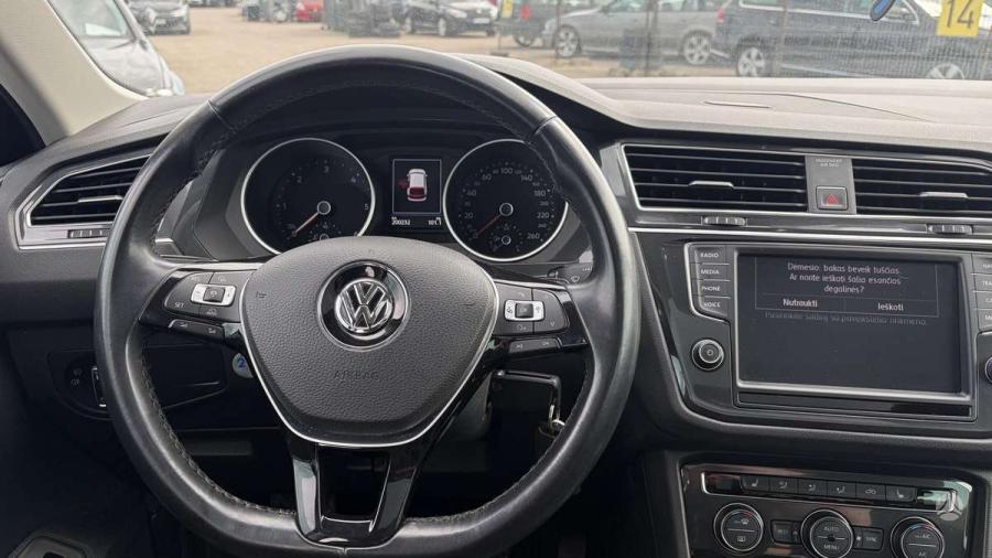 Black Volkswagen Tiguan 2017 in Marijampole, with an engine capacity of 2.00 L and mileage of 201 thousand km for 15650 €, photo 18 on AUTOMOTO.COM.LV