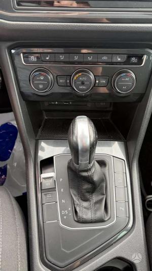 Black Volkswagen Tiguan 2017 in Marijampole, with an engine capacity of 2.00 L and mileage of 201 thousand km for 15650 €, photo 21 on AUTOMOTO.COM.LV