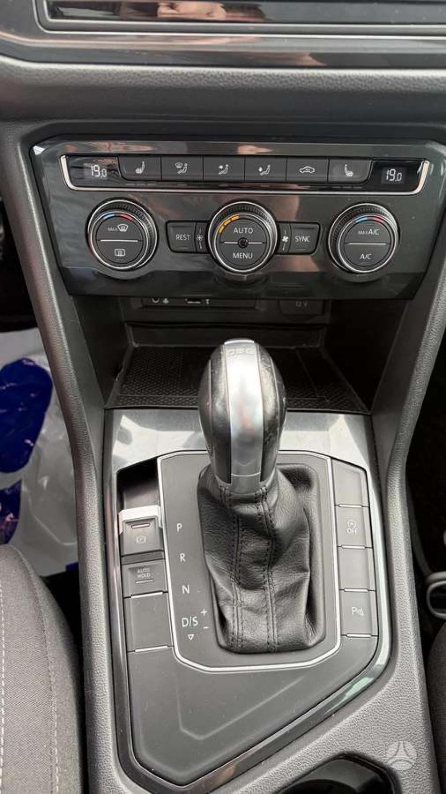 Black Volkswagen Tiguan 2017 in Marijampole, with an engine capacity of 2.00 L and mileage of 201 thousand km for 15650 €, photo 21 on AUTOMOTO.COM.LV