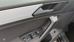 Black Volkswagen Tiguan 2017 in Marijampole, with an engine capacity of 2.00 L and mileage of 201 thousand km for 15650 €, photo 22 on AUTOMOTO.COM.LV
