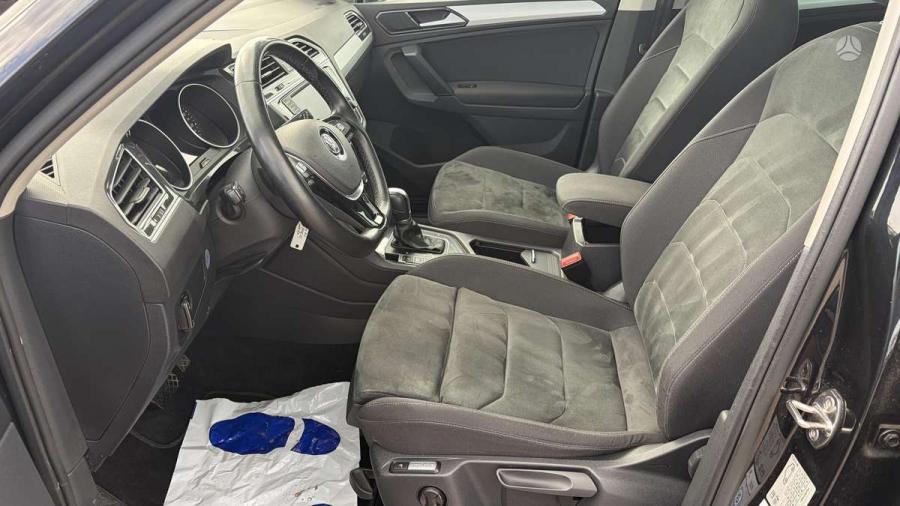 Black Volkswagen Tiguan 2017 in Marijampole, with an engine capacity of 2.00 L and mileage of 201 thousand km for 15650 €, photo 26 on AUTOMOTO.COM.LV