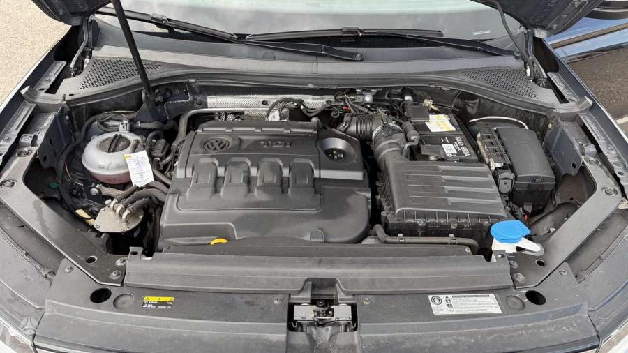 Black Volkswagen Tiguan 2017 in Marijampole, with an engine capacity of 2.00 L and mileage of 201 thousand km for 15650 €, photo 27 on AUTOMOTO.COM.LV