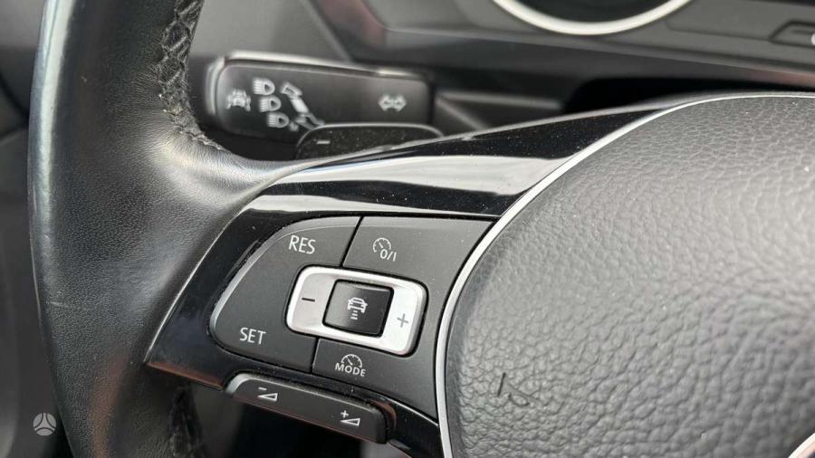 Black Volkswagen Tiguan 2017 in Marijampole, with an engine capacity of 2.00 L and mileage of 201 thousand km for 15650 €, photo 31 on AUTOMOTO.COM.LV