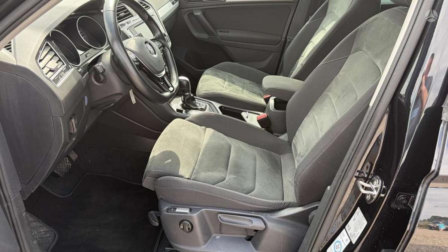 Black Volkswagen Tiguan 2017 in Marijampole, with an engine capacity of 2.00 L and mileage of 201 thousand km for 15100 €, photo 18 on AUTOMOTO.COM.LV