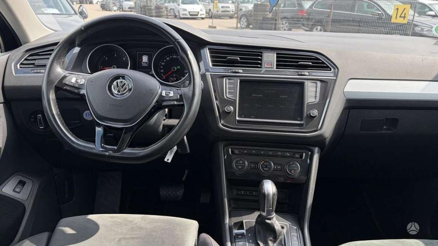 Black Volkswagen Tiguan 2017 in Marijampole, with an engine capacity of 2.00 L and mileage of 201 thousand km for 15100 €, photo 26 on AUTOMOTO.COM.LV