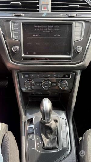 Black Volkswagen Tiguan 2017 in Marijampole, with an engine capacity of 2.00 L and mileage of 201 thousand km for 15100 €, photo 28 on AUTOMOTO.COM.LV