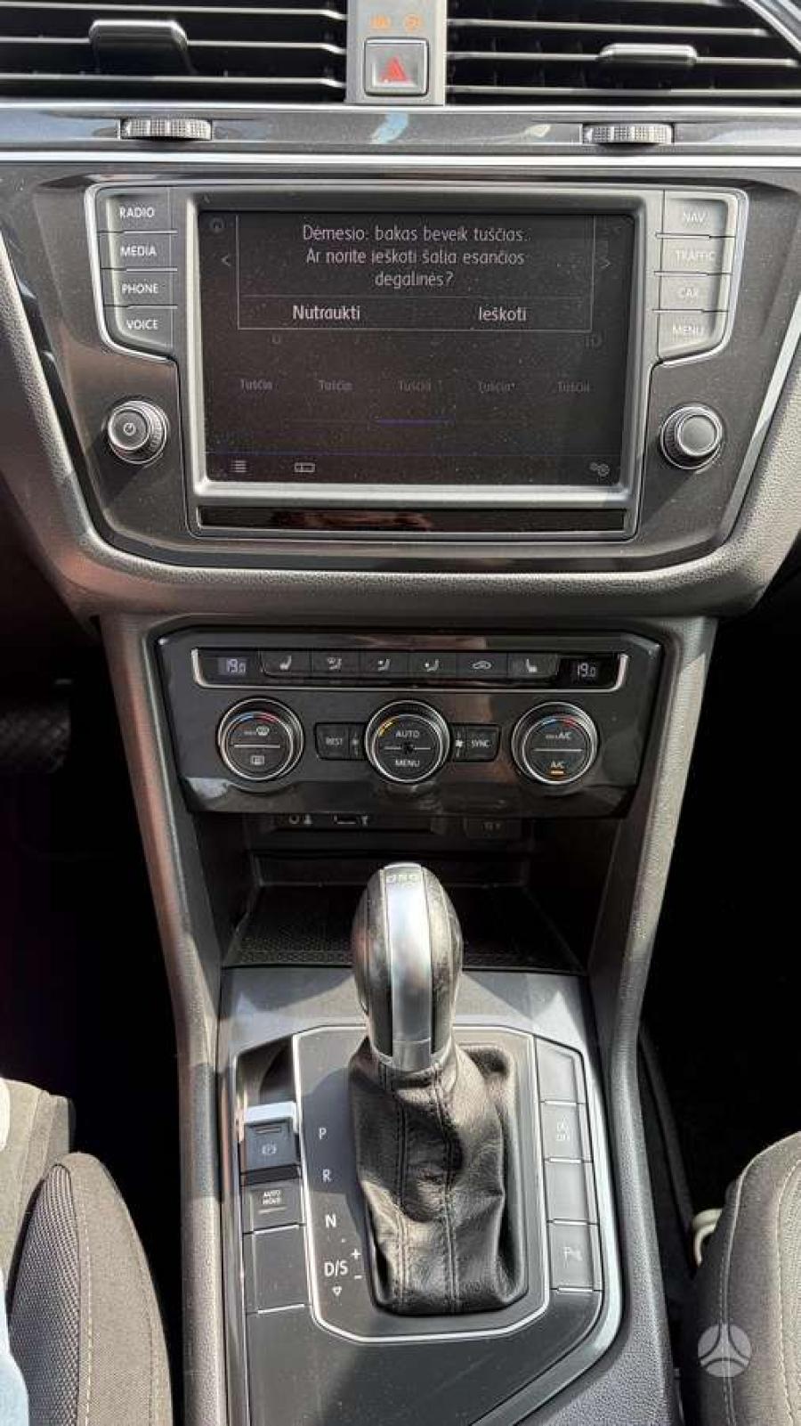 Black Volkswagen Tiguan 2017 in Marijampole, with an engine capacity of 2.00 L and mileage of 201 thousand km for 15100 €, photo 28 on AUTOMOTO.COM.LV
