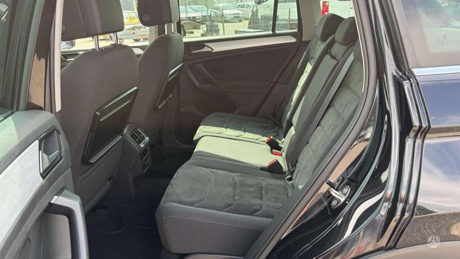 Black Volkswagen Tiguan 2017 in Marijampole, with an engine capacity of 2.00 L and mileage of 201 thousand km for 15100 €, photo 35 on AUTOMOTO.COM.LV