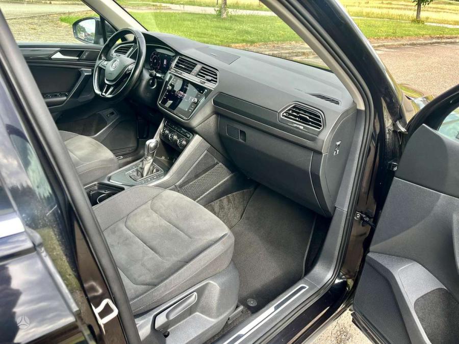Melns Volkswagen Tiguan 2018 Kauņa, ar dzinēja tilpumu 2.00 L un nobraukumu 221 tūkst. km par 16999 €, foto 25 vietnē AUTOMOTO.COM.LV