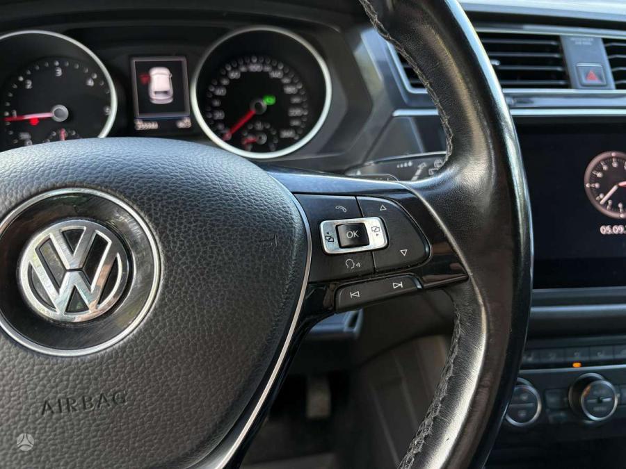 Melns Volkswagen Tiguan 2018 Kauņa, ar dzinēja tilpumu 1.97 L un nobraukumu 256 tūkst. km par 14299 €, foto 24 vietnē AUTOMOTO.COM.LV