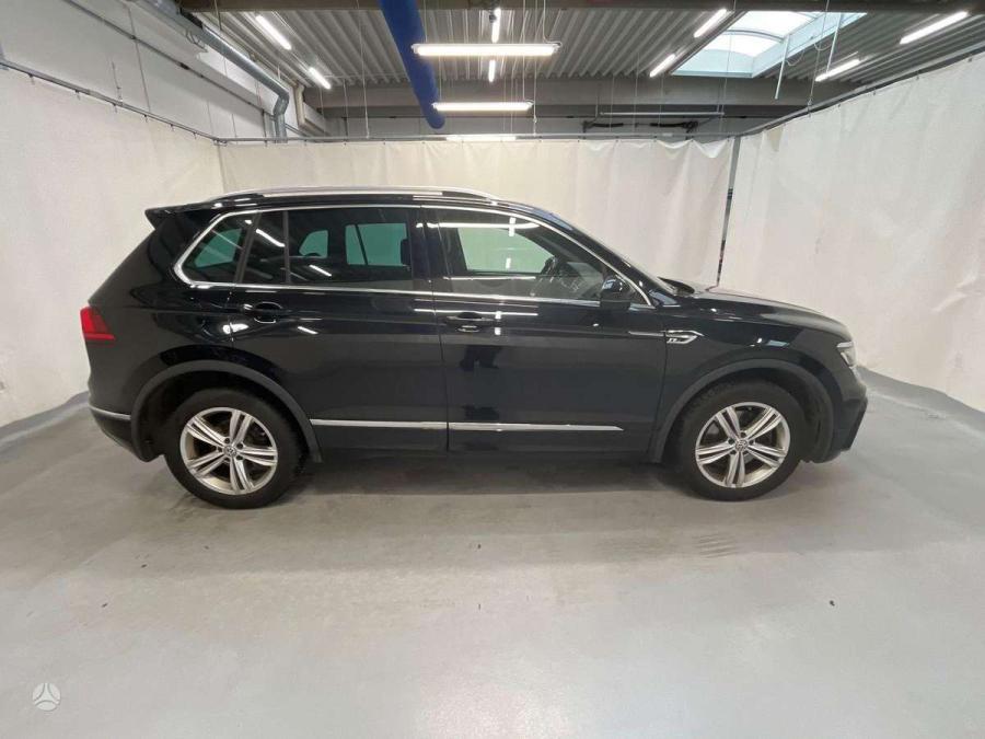 Melns Volkswagen Tiguan 2020 Kretinga, ar dzinēja tilpumu 2.00 L un nobraukumu 105 tūkst. km par 23800 €, foto 6 vietnē AUTOMOTO.COM.LV