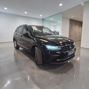 Melns Volkswagen Tiguan 2023 Viļņa, ar dzinēja tilpumu 0.00 L un nobraukumu 200 tūkst. km par 16819 €, foto  vietnē AUTOMOTO.COM.LV
