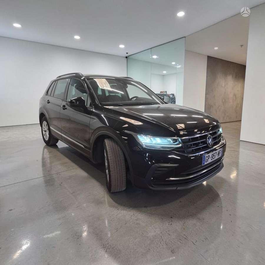 Melns Volkswagen Tiguan 2023 Viļņa, ar dzinēja tilpumu 0.00 L un nobraukumu 200 tūkst. km par 16819 €, foto 1 vietnē AUTOMOTO.COM.LV