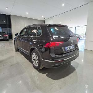 Melns Volkswagen Tiguan 2023 Viļņa, ar dzinēja tilpumu 0.00 L un nobraukumu 200 tūkst. km par 16819 €, foto 4 vietnē AUTOMOTO.COM.LV